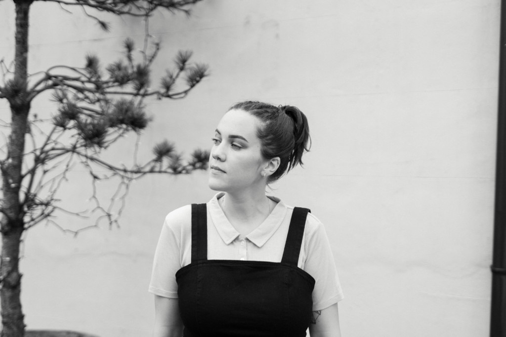 Today's Song: Bess Atwell’s “Ventnor Villas” Radiates Summery Nostalgia ...