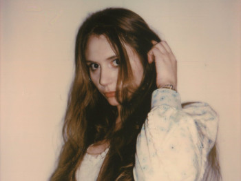 Premiere: Lost in a Daydream with Honey Gentry's Latest Single ...