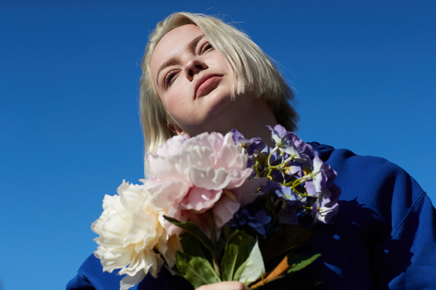 Premiere: Navvy Revels in Exuberant Delight on "Somebody Else" Video ...