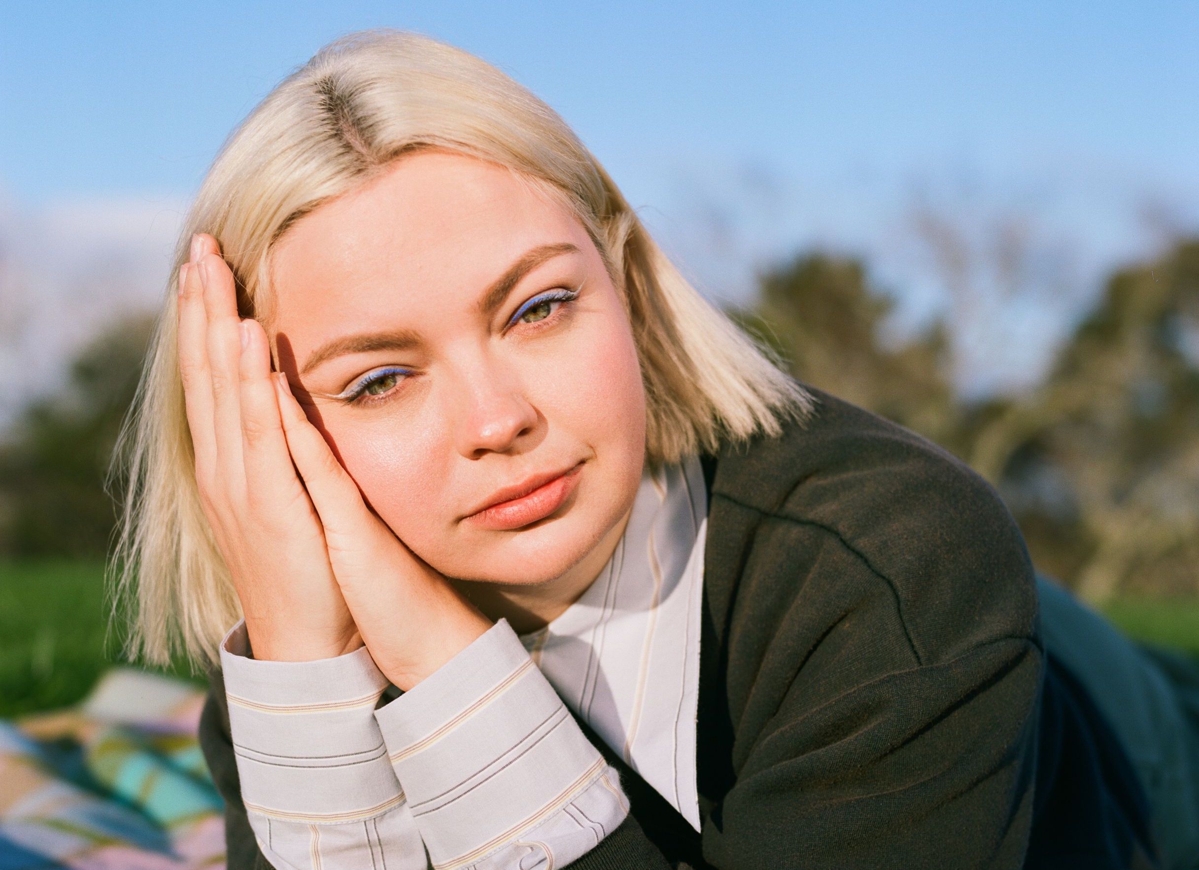 Premiere: Navvy Revels in Exuberant Delight on "Somebody Else" Video ...