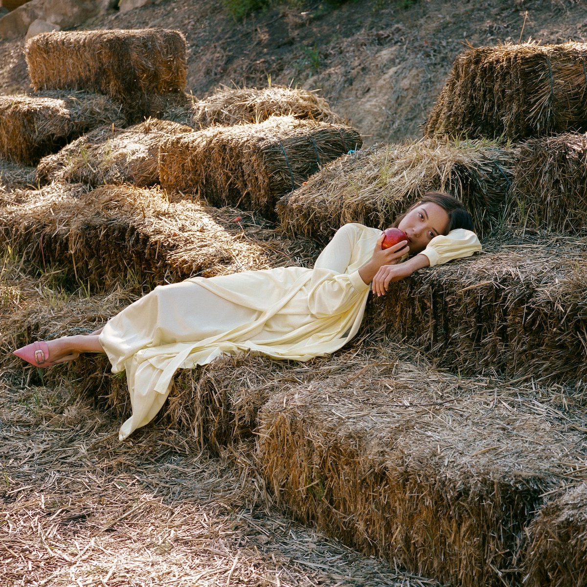 Review: Tender, Intimate, & Warm, Laufey Wears Her Heart on Her Sleeve ...