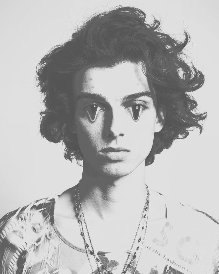 mehro's New Single Is an Intimate Rush of Raw "dopamine" - Atwood Magazine