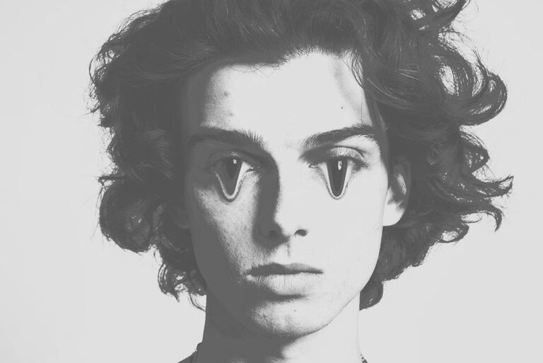 mehro's New Single Is an Intimate Rush of Raw "dopamine" - Atwood Magazine