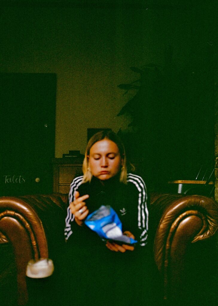 GIYA's Soul-Soaked "spin the record" Aches With a Dreamy, Warm ...