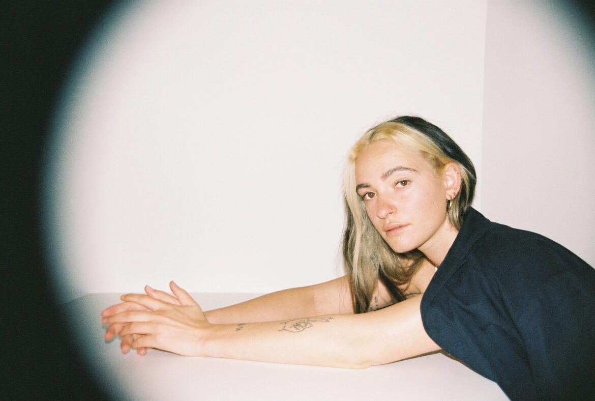 Interview: Folk-Pop Artist néomí’s New Year Starts in a Space of ...