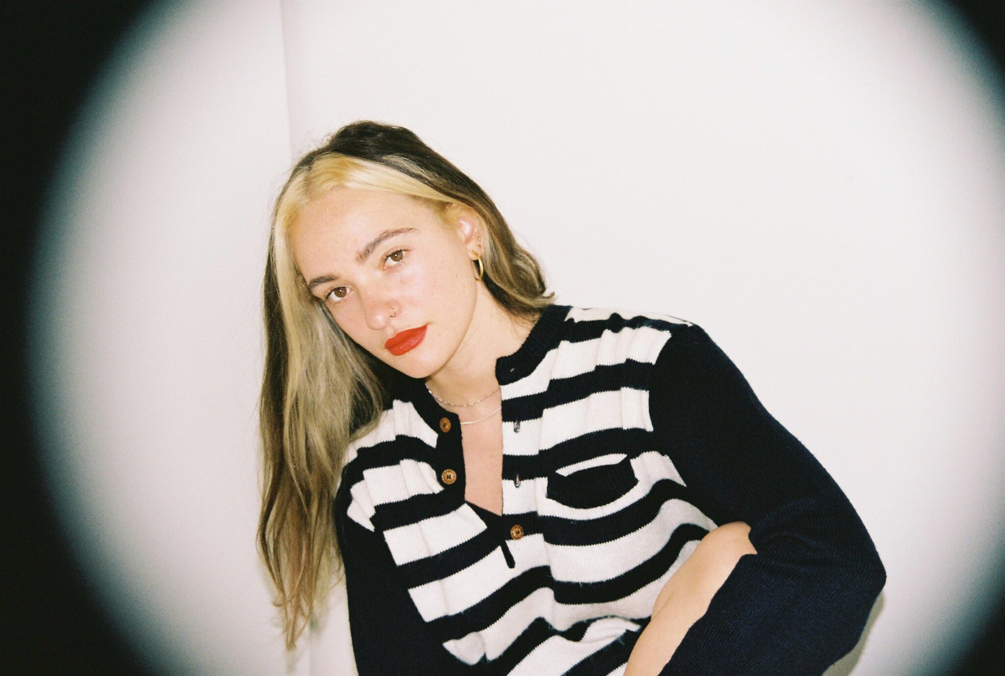 Interview: Folk-Pop Artist néomí’s New Year Starts in a Space of ...