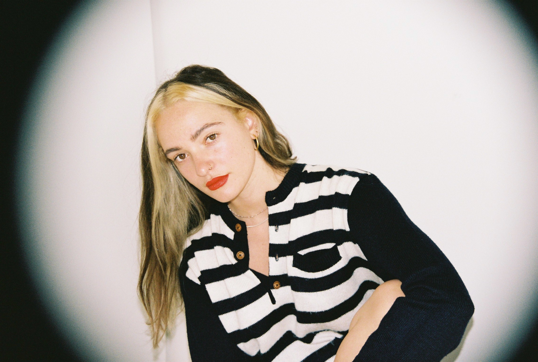 Interview: Folk-Pop Artist néomí’s New Year Starts in a Space of ...