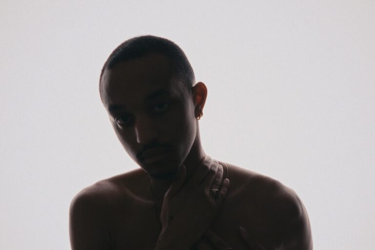 Zach Bryan Bares It All in Emotional Single, “Pink Skies” - Atwood Magazine