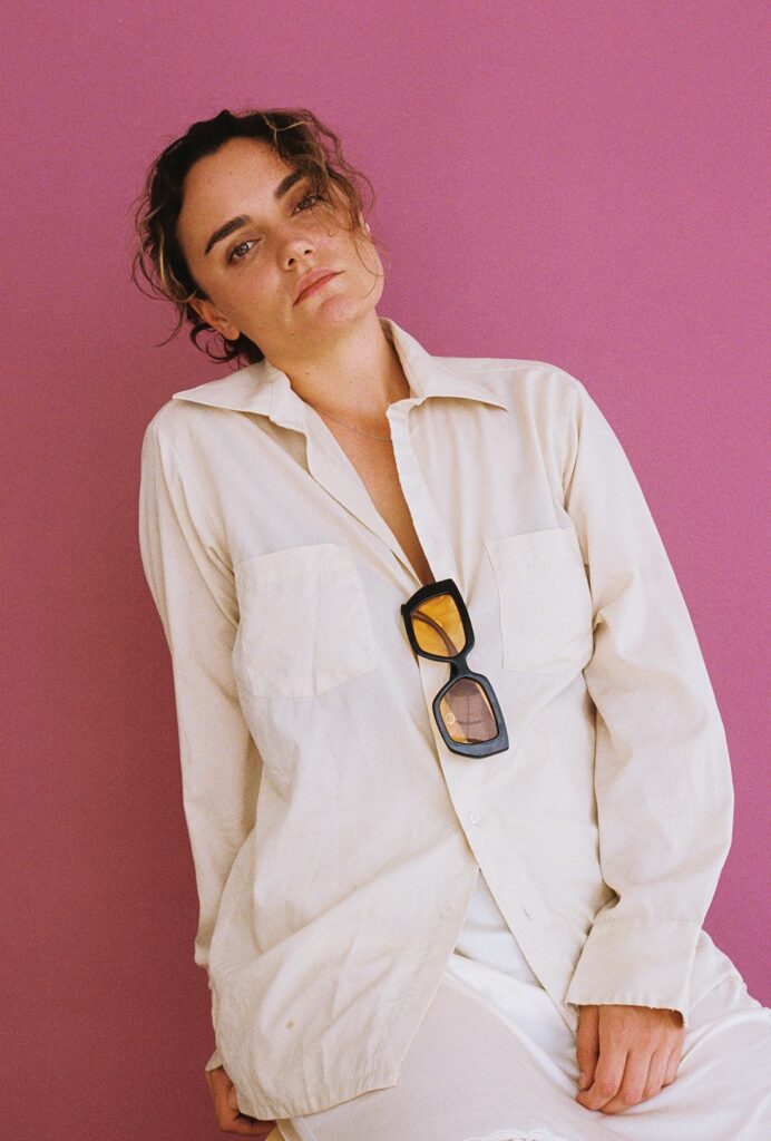 Premiere: Temme Scott's Beautifully Aching Anti-Love Song, "Softly ...