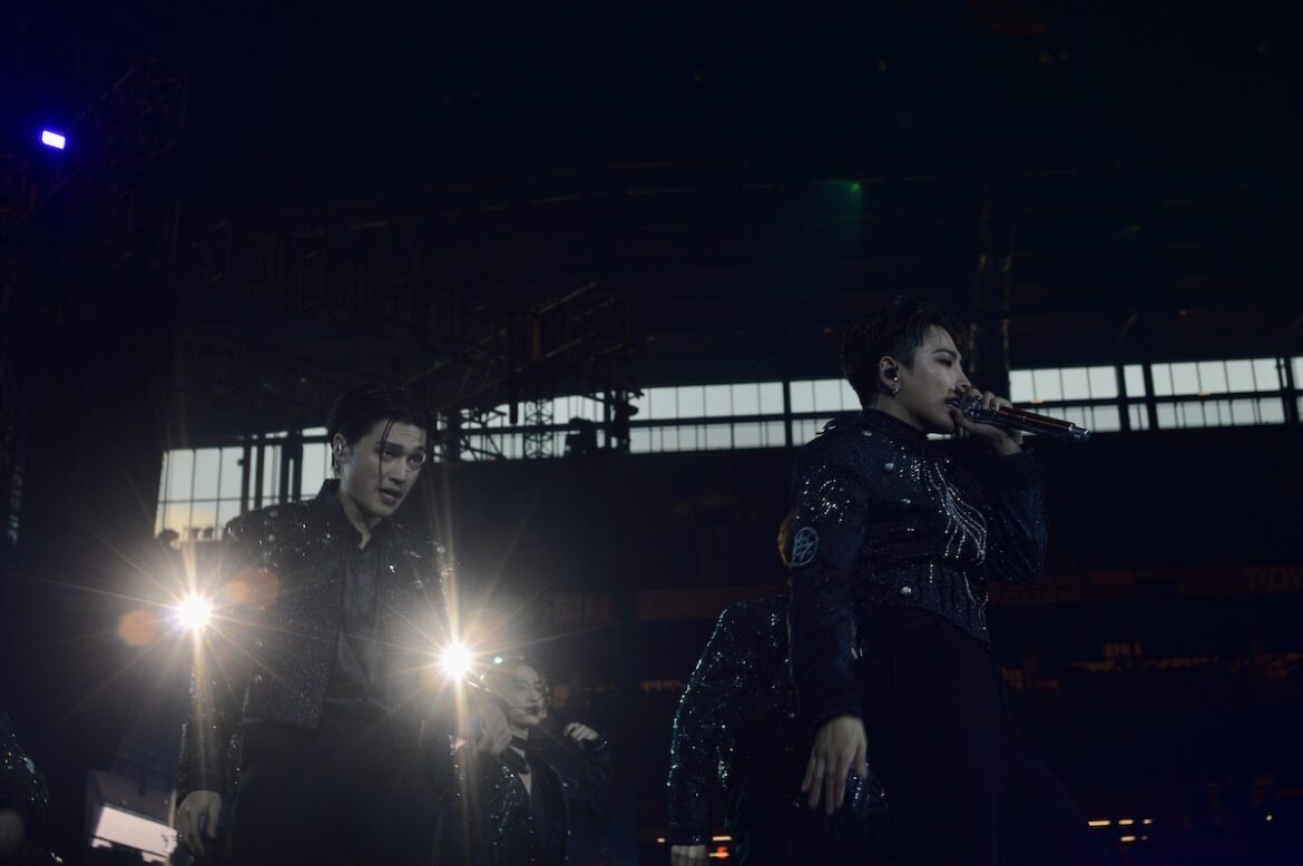 Live: K-Pop Superstars ATEEZ Light Up Arlington's Globe Life Field ...