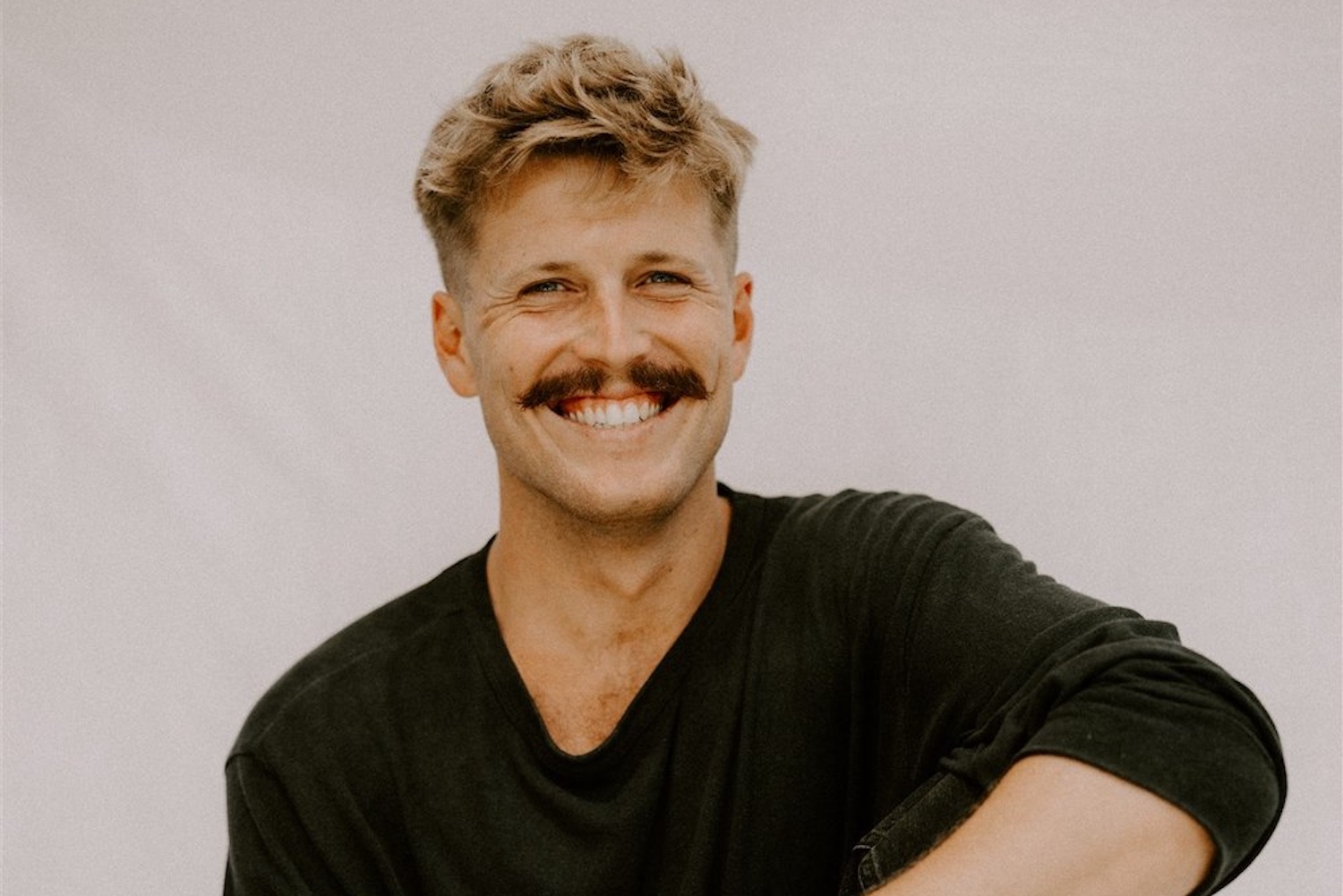 Ziggy Alberts' "I'm With You" Is a Sun-Kissed Celebration of Love, Adventure, & Life’s Simple ...