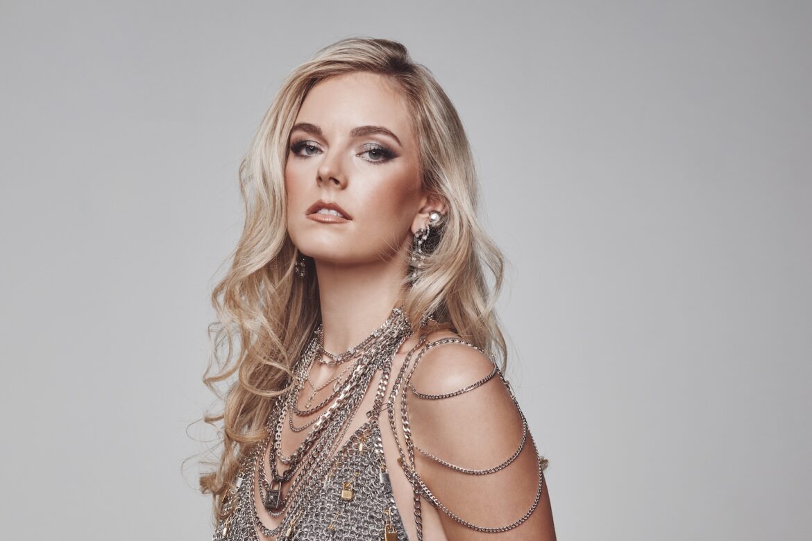 Karley Scott Collins Brings a New Sound to Nashville With Debut LP 'Flight Risk' - Atwood Magazine