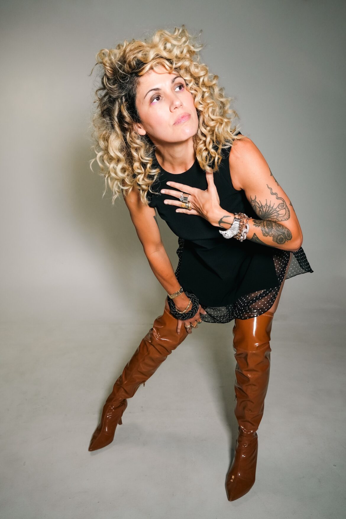 Premiere: Lisa Molinaro Claims the Sweetness for Herself on “Peach Fuzz ...