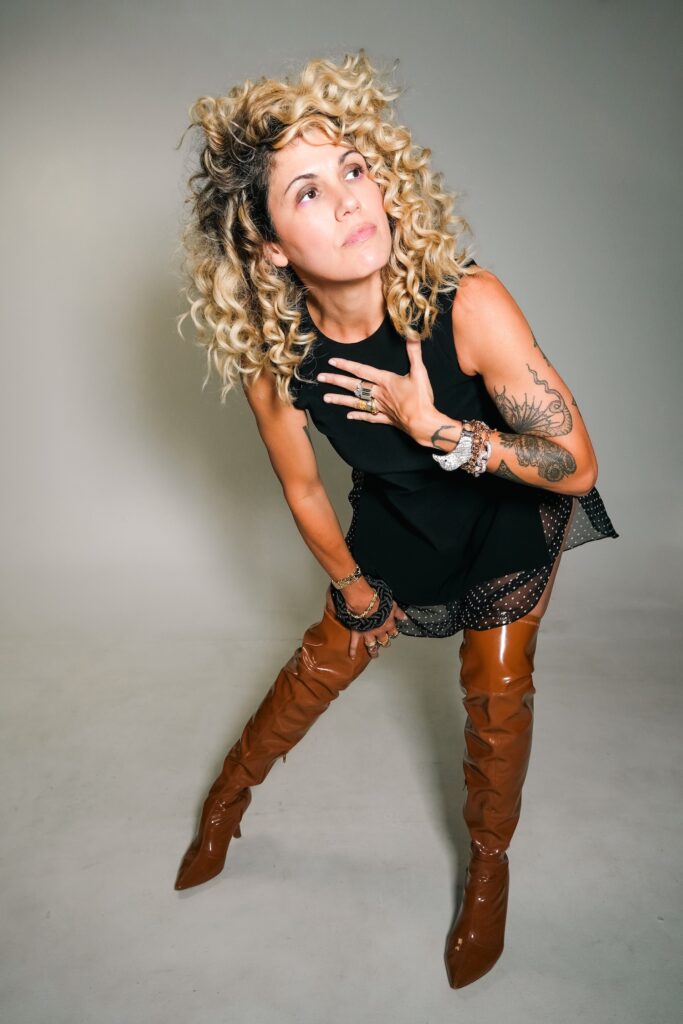 Premiere: Lisa Molinaro Claims the Sweetness for Herself on “Peach Fuzz ...